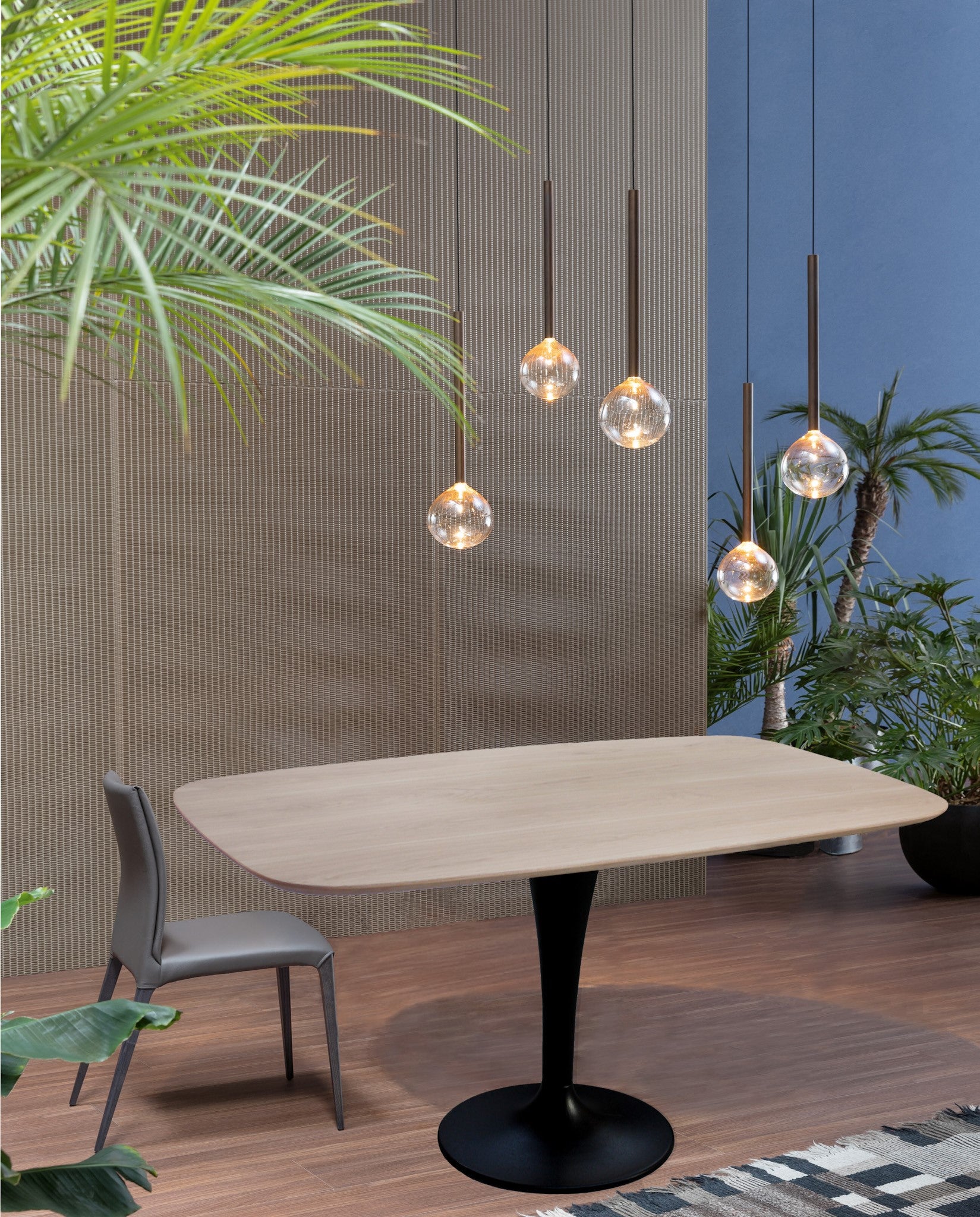 Table ovale chêne massif blanchi sur pied tulipe | Greenweez